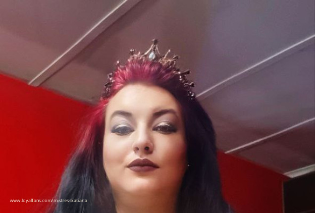 Bow to your queen piggies 🐷 🙌 - Mistress Katiana Official Photos ...