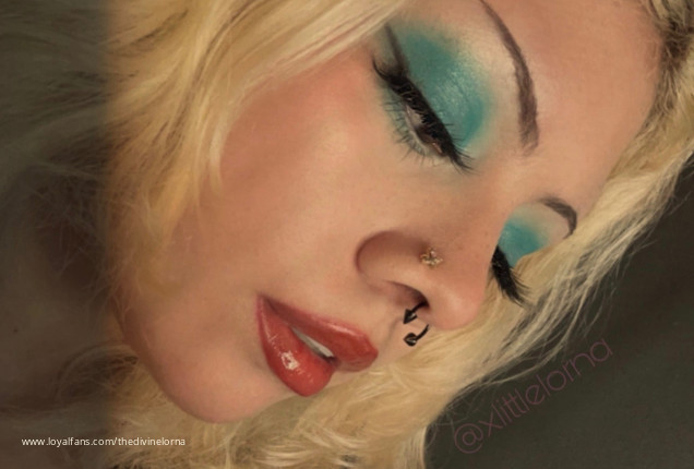 Blade Play in The Red Room 🔪🩸 - Your Divine Official Profile | www ...