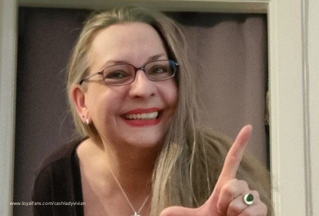 Livecam - CashLadyVivian Official Photos | www.Loyalfans.com