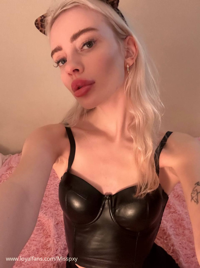 Look and smile. Imagine what pleasure these goddess lips give you? - MissPixxxxxy Official ...