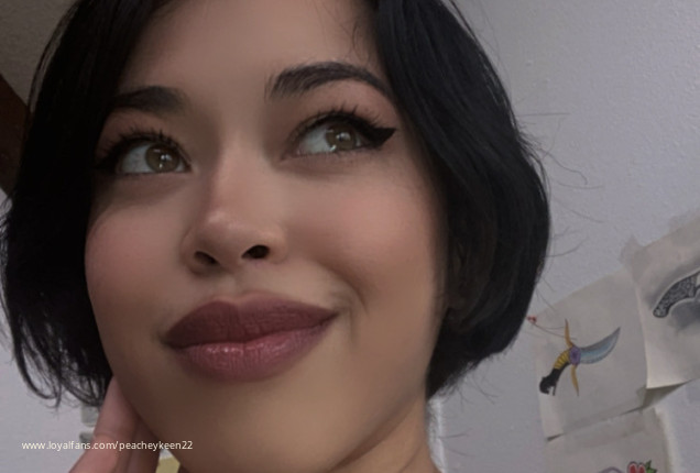 Spread out - Goddess Peachey Official Profile | www.Loyalfans.com