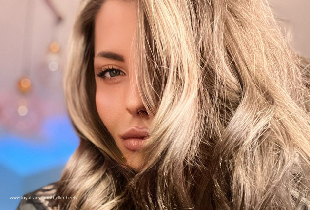 What a weak little 💩 you are! - Huntress Maxine Official Profile | www ...