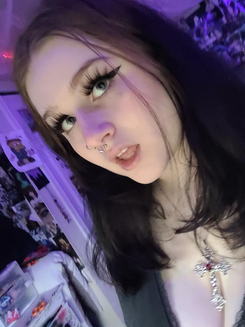 ivy 🧛🏻‍♀️💸💋’s Official Social Fan Page | LoyalFans