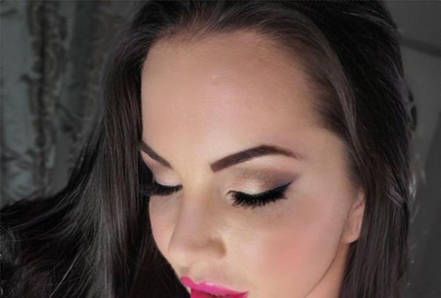 Red or Pink? - Goddess Alexandra Snow Official Photos | LoyalFans