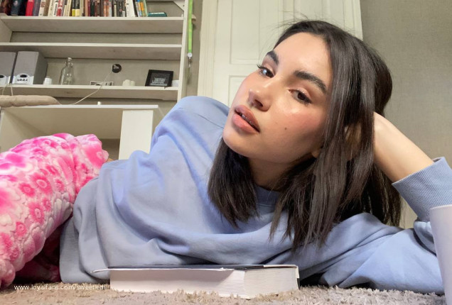 lay down to look at the handsome guy 😊 - Sweetie Di Official Photos ...