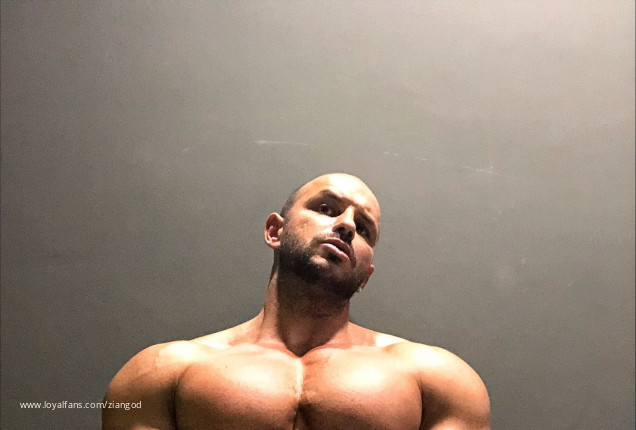 Get your little snout on these size 10s😎 AND worship my huge ripped ...