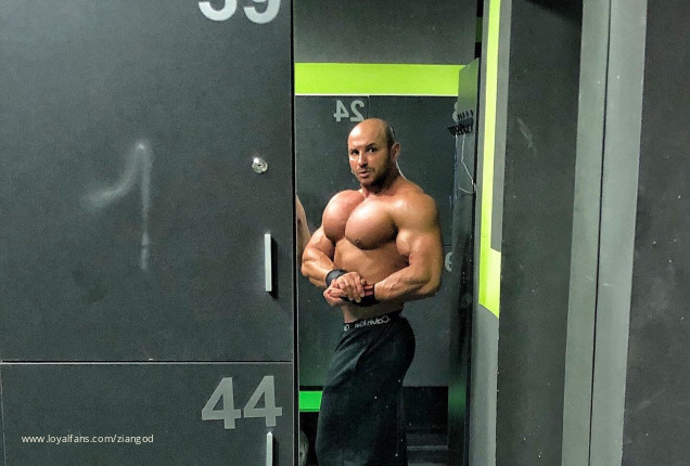 YOUR FAVORITE MUSCLEGOD FLEXING HIS MUSCLES IN THE LOOKER ROOM !TIME TO ...
