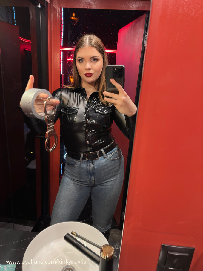 Kinkynavlia’s Official Social Fan Page | LoyalFans