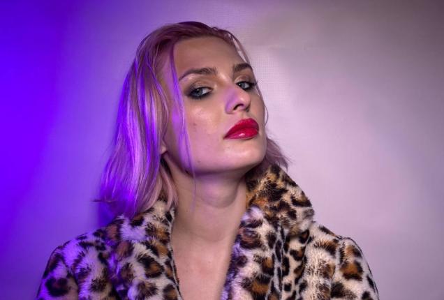 Homemade and long farts in the bathtub - Dora Princess Official Profile ...