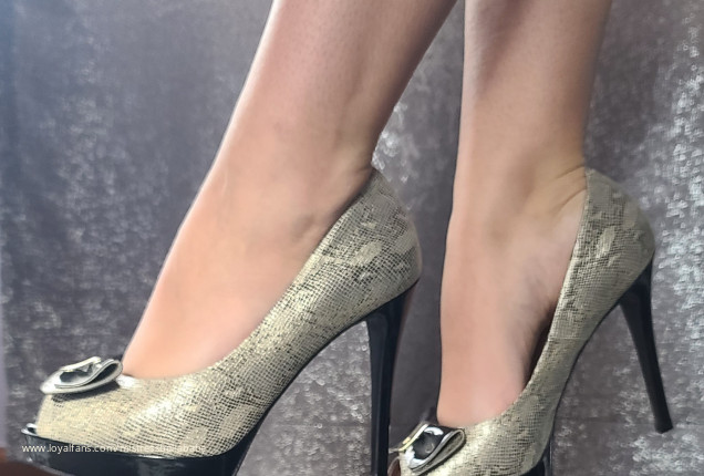 Scrunched toes - Mistress Bella Babe Official Photos | www.Loyalfans.com