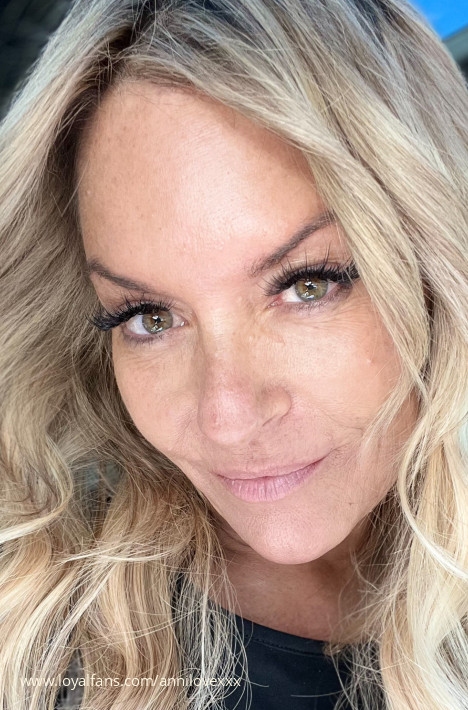 Shout Outs—Personalized Videos by Top Creators | LoyalFans