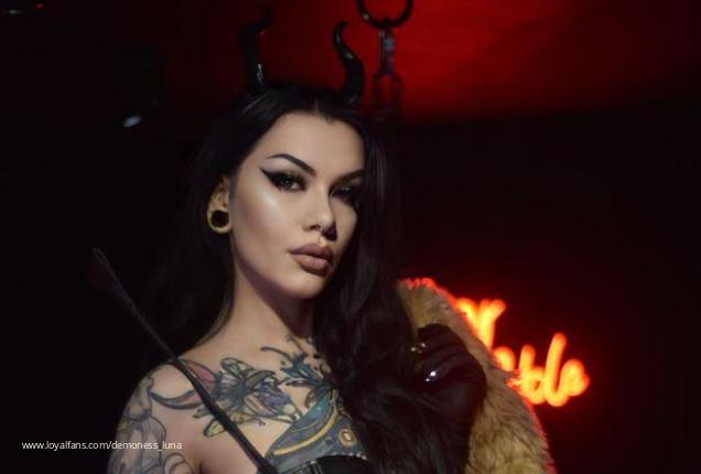 Huntress Queen destroys her prey – Wild pegging & oral - Demoness Luna ...