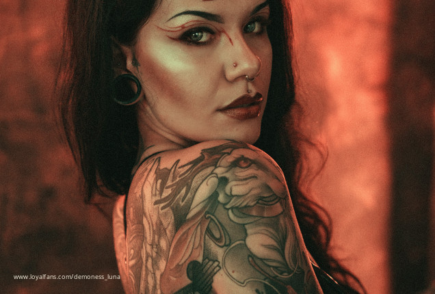 Worship my feet while I'm relaxing in bath - Demoness Luna Official ...