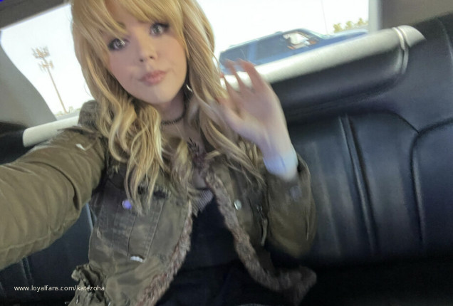 Slide into my DM's and say hi!! 👋🏻 - Kate Zoha Official Photos | LoyalFans