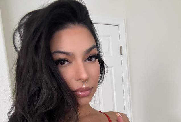 Check your messages for a treat from me 💋 - Lady Toro Official Photos ...