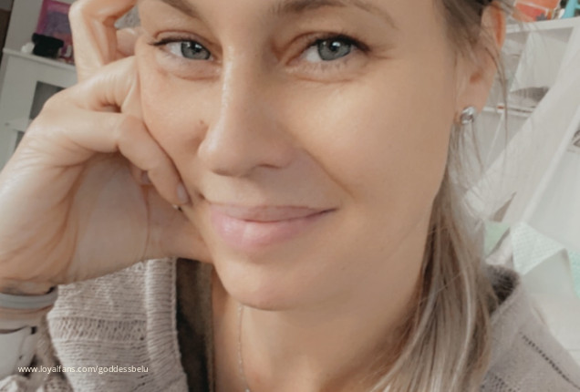 Let me drain you whilst you jerk off over my feet - Goddess Belu ...