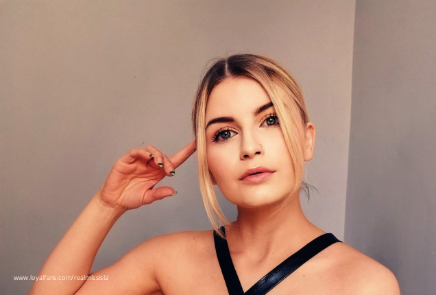 🖤 - Isla White Official Photos | www.Loyalfans.com