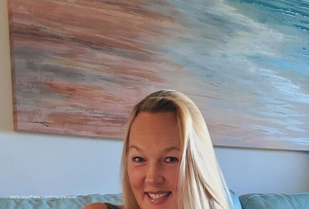 Live 5:30 p.m. Eastern until? Link in bio💞 - MaryLeeXXX Official Photos ...