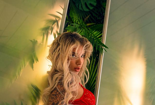 Don't talk, just kiss 😘 - Abrams Juju Official Photos | www.Loyalfans.com