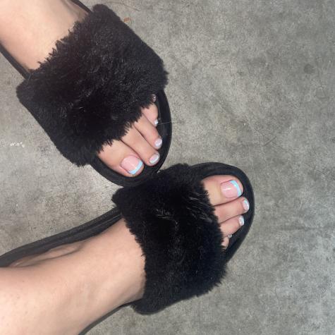 Cute & dainty feet basking in the sun ☀️ - HeavenlyRe Official Photos ...