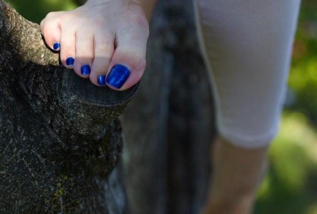 Climbing the tree - Iris Vega Official Photos | www.Loyalfans.com