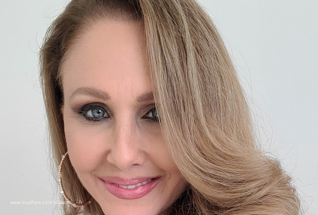 Morning! 💋 - Julia Ann Official Photos | www.Loyalfans.com