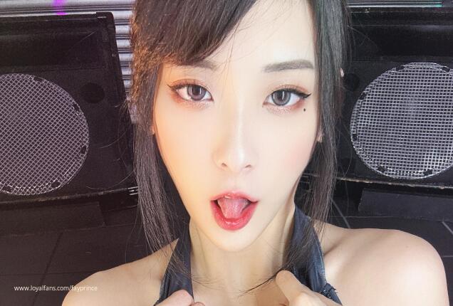 On all fours, presenting - Fay Prince Official Photos | www.Loyalfans.com