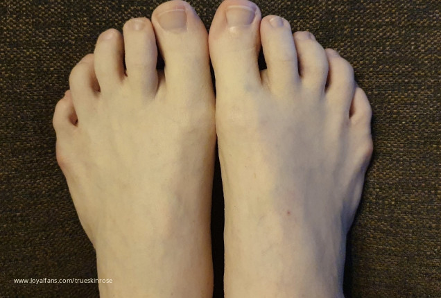 Toe wiggles in bath - True skin Rose Official Profile | www.Loyalfans.com