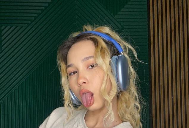 Your mistress bought new headphones😋 - Seductive Kari Official Photos ...