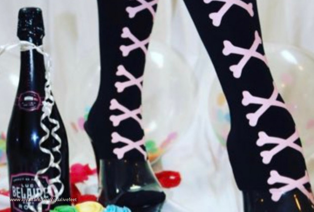 Goddess can you rub your feet on me - Qualivefeet Official Profile ...