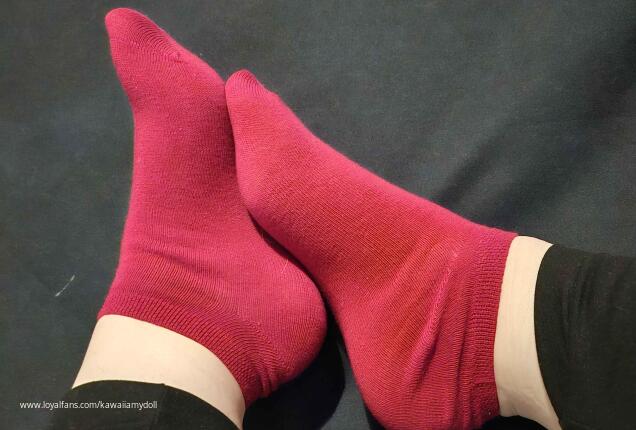 Scrunching my feet - kawaiiamydoll Official Photos | www.Loyalfans.com