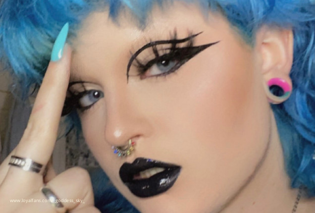 DAILY FREEBIE - Your Favorite Goddess Official Photos | LoyalFans