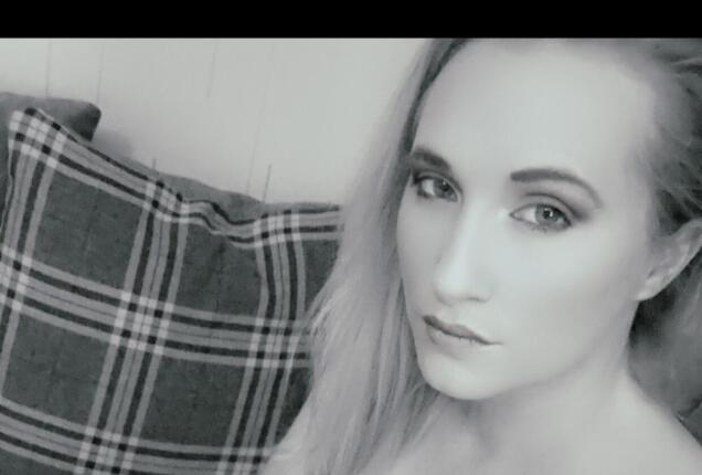 In house sub worships my naked creamy feet - Princess Toni UK Official ...