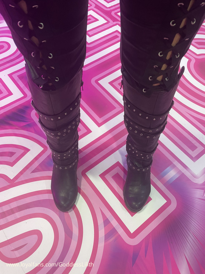 Bow down before your QUEEN! - Queen Goddess Lilith FemDom Official ...