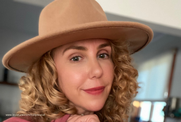 Brand new nudes in your DMs! - Holly Randall Official Photos | www ...