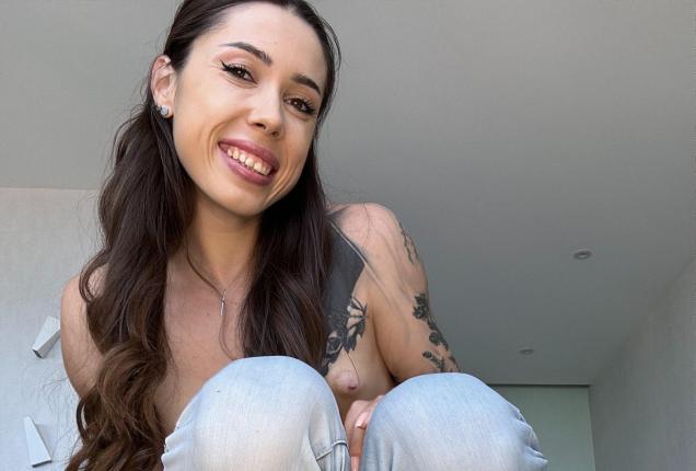 Messy time💦 - Pee Player Ariel Official Photos | www.Loyalfans.com