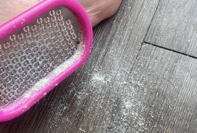 Slave has been begging for my foot dust - GoddessStepina Official ...