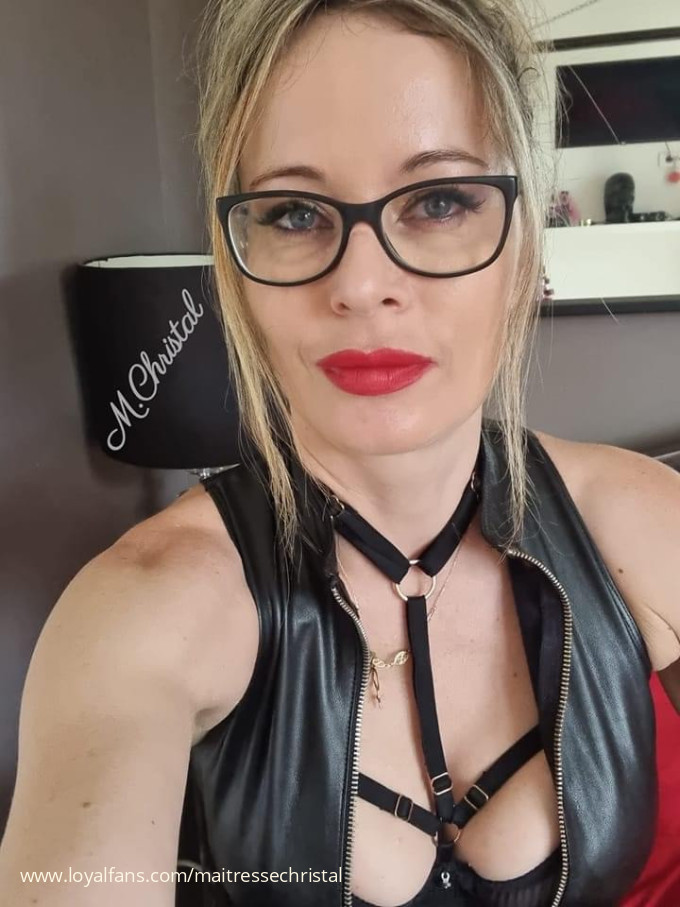 Bon week-end à tous 💋💋💋 - Maitresse Christal Official Photos | www.Loyalfans.com