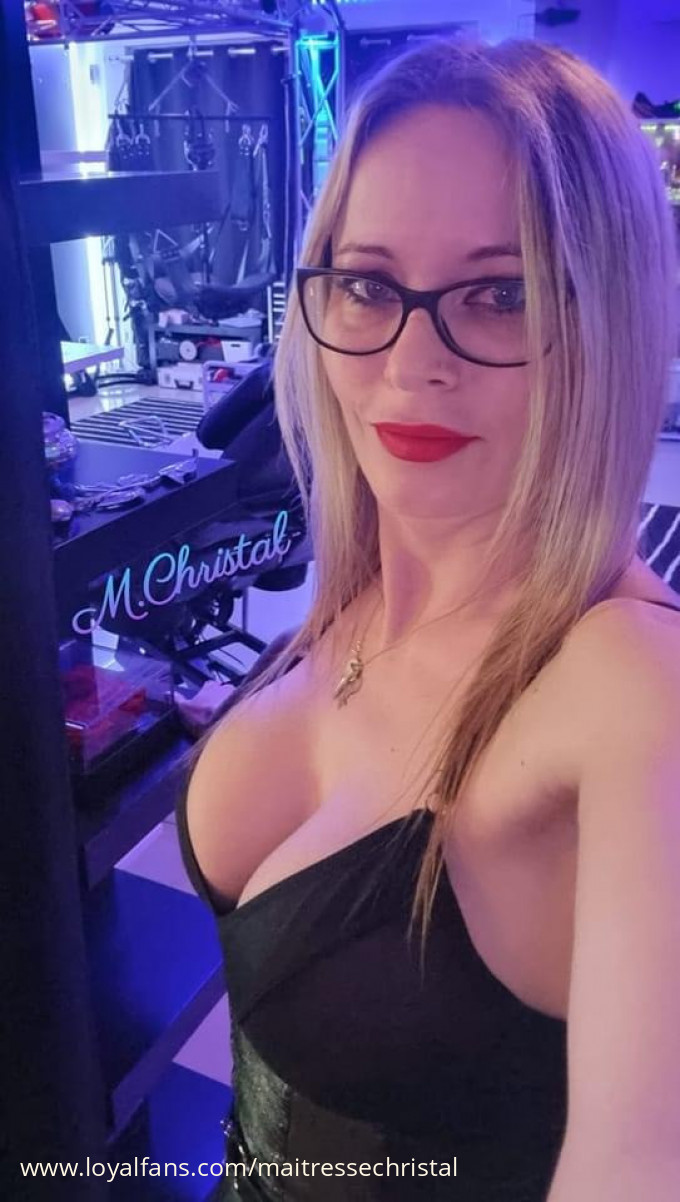 Have a nice day - Maitresse Christal Official Photos | www.Loyalfans.com