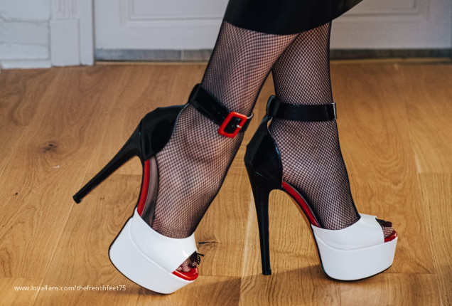 Dangling sexy mules and latex dress - Thefrenchfeet75 Official Photos ...