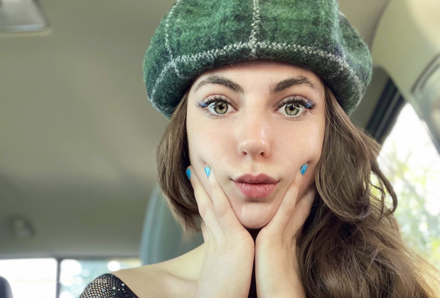 Can I be your little girl?🎀 I’m only 100lbs - Luna Benna Official Photos | www.Loyalfans.com