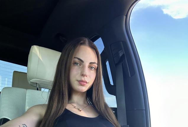 Necesito a alguien con la que orgasmo - Luna Benna Official Photos | www.Loyalfans.com