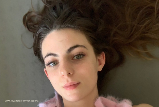 Help me stretch out? 🧘‍♀️🙈💦 - Luna Benna Official Photos | www ...