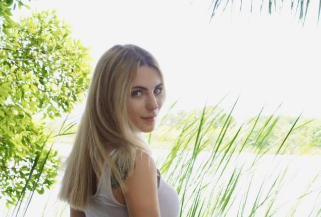 Shall we go for a swim?😉 - Luna Benna Official Photos | www.Loyalfans.com