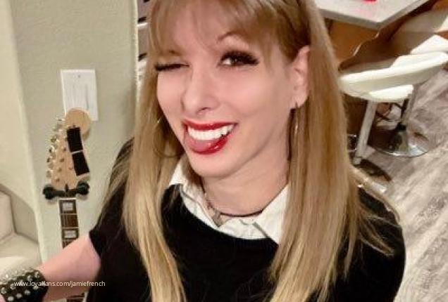 FLEXING MY FLEXIBILITY - Jamie Kelly Official Photos | www.Loyalfans.com