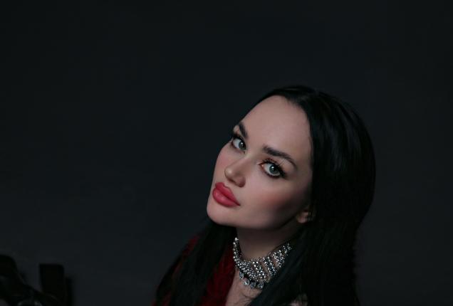 What lies in those eyes? - Queen Aliss Official Photos | LoyalFans