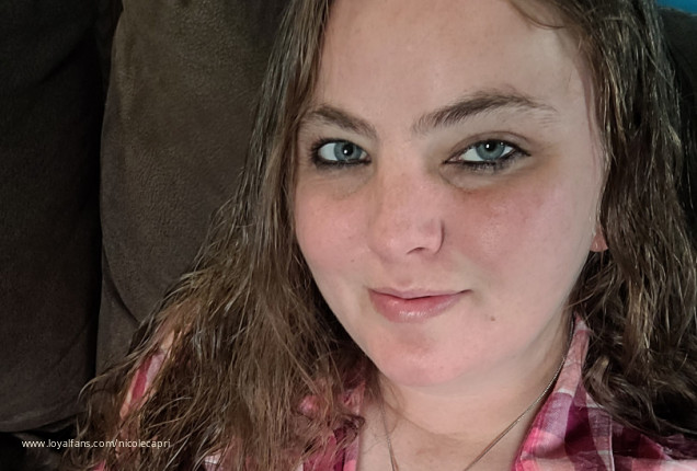 Come warm up - Nicole Capri Official Photos | www.Loyalfans.com