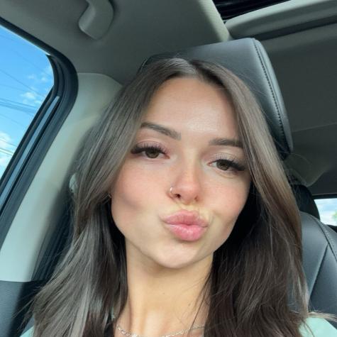 Currently Live Content Creators—Talk to Them Now | LoyalFans