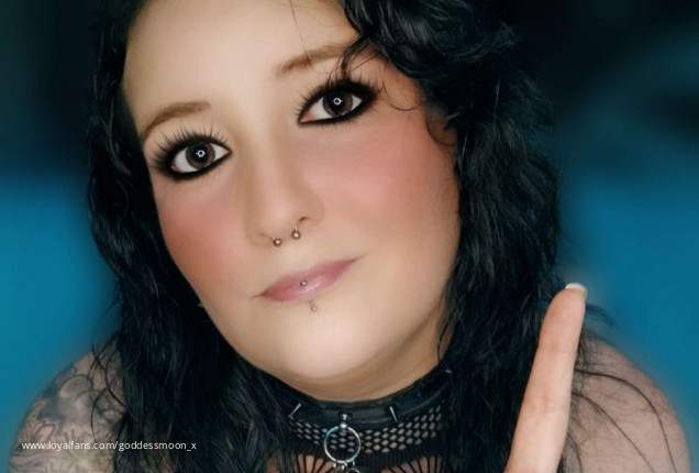 Lotioning my Sexy Feet - Alpha Luna Official Profile | LoyalFans