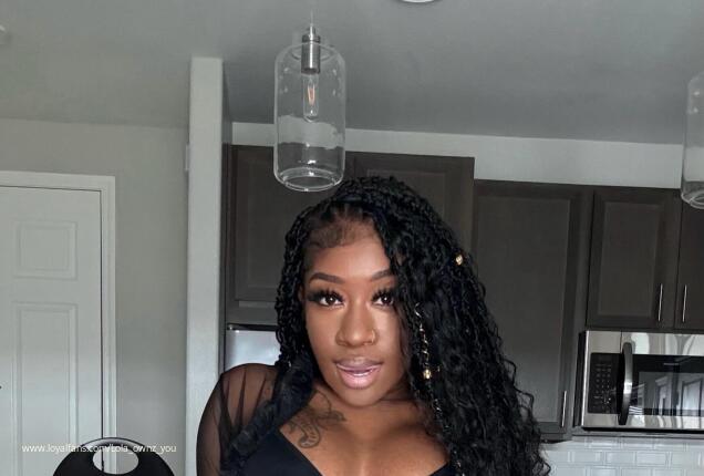 Worship me like the Goddess I am 👑 - Spoiled Brat Lola Official Photos | LoyalFans